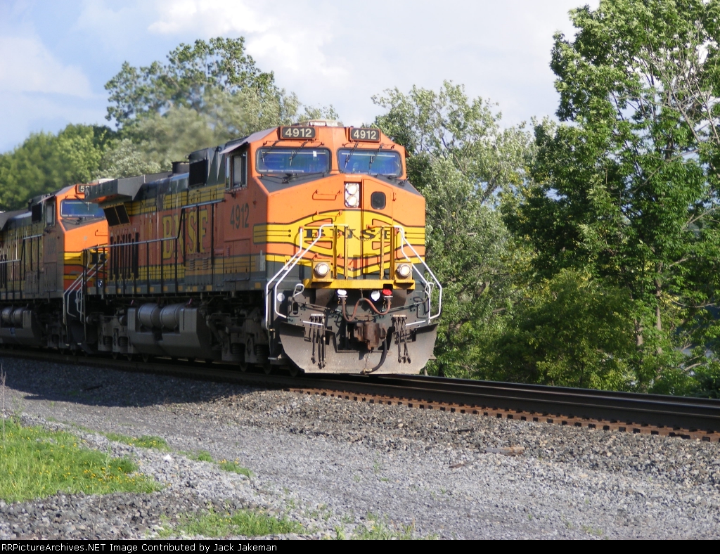 BNSF 4912 leads a westbound mixed freight train outside of Amsterdam, NY